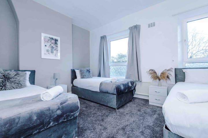 Comfy Four Bedroom House With Parking - Salford