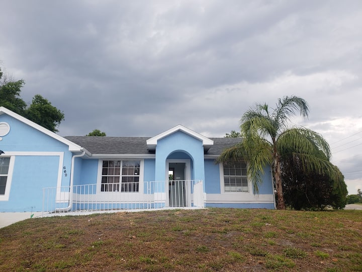 Private & Spaceous 3 Bed Home W Bckyrd Near I4 - Deltona, FL