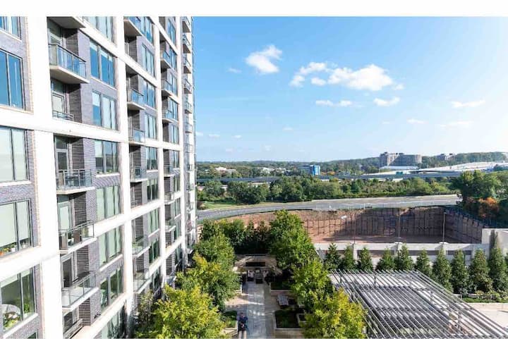 Sky-view Oasis: Sunrise To Sunset In Tysons - Fairfax, VA