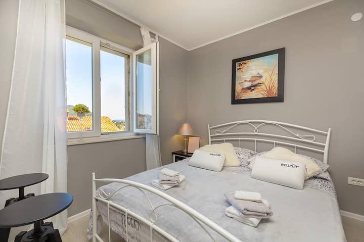 Black & White Tiny Studio Apartment - Dubrovnik