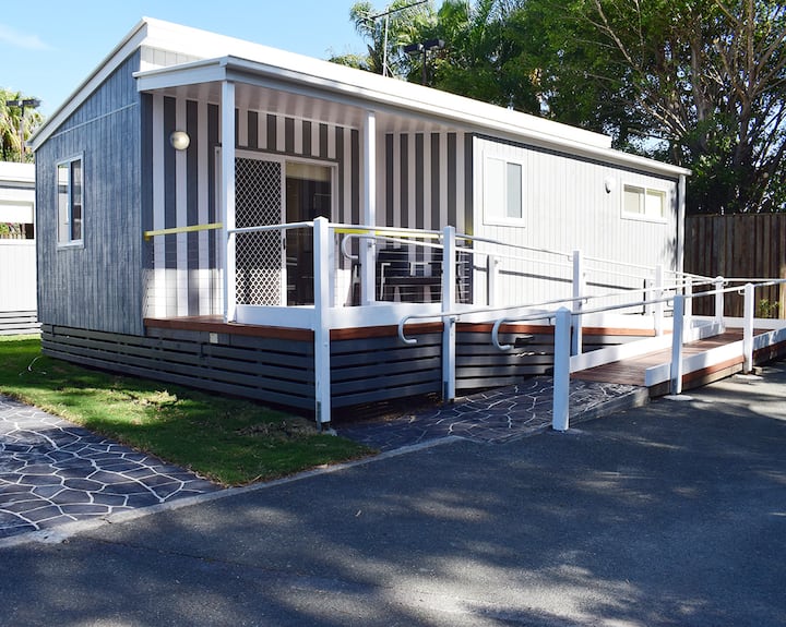 Courtside Family Cabin - Access Friendly - Nerang