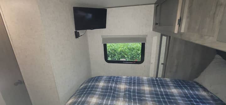 Delightful One Bedroom Rv Camper With Hot Tub! - Eugene, OR