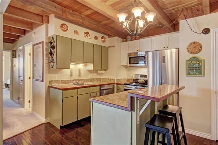 Two Bedroom Mountain Retreat W/resort Amenities - Silverthorne, CO
