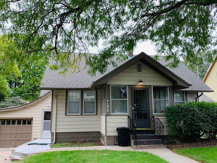 Central Cozy Home With Fully Fenced In Yard - Omaha, NE