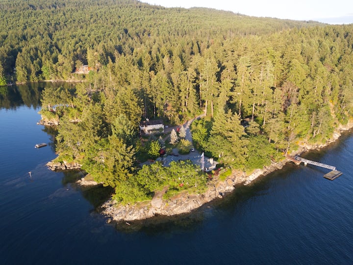 Valhalla Cabins - The Loft (Oceanfront W/ Hot Tub) - Salt Spring Island