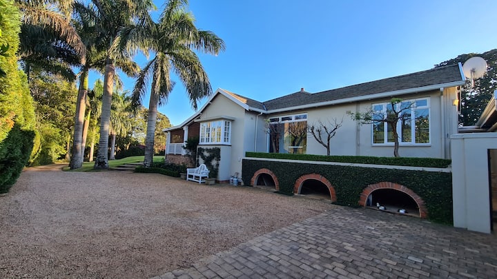Beautiful Classical Kloof Home (Solar Power) - Kloof