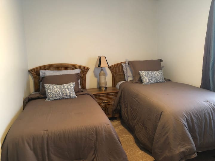 Lillie's Place Two Twin Bedroom - Charlotte, NC