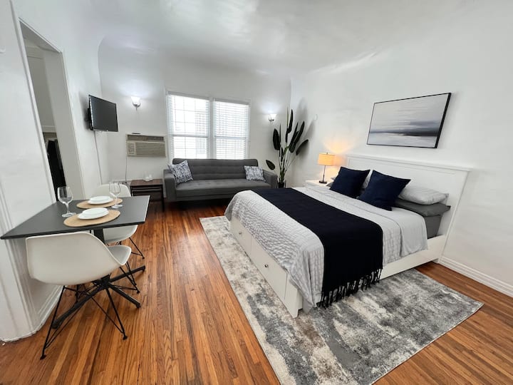 Central Studio Within Walking Distance Of Lacma - Los Angeles, CA