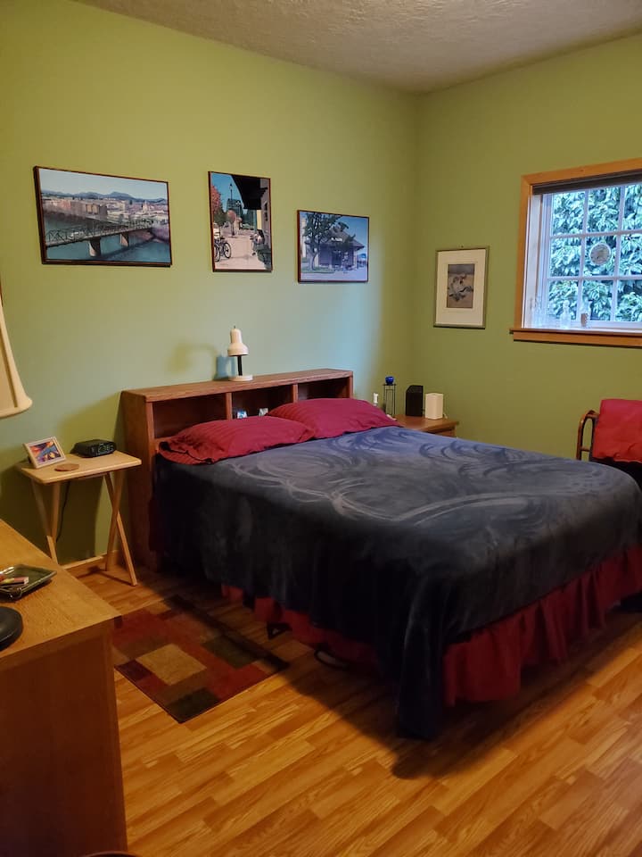 Clean And Bright Room In Comfortable Home - Corvallis, OR