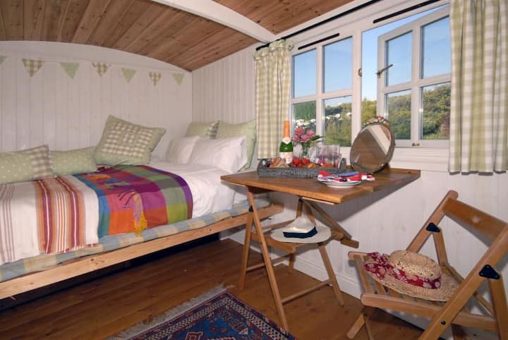 Quirky Shepherd's Hut 5 Minutes From The Beach! - Bridgend