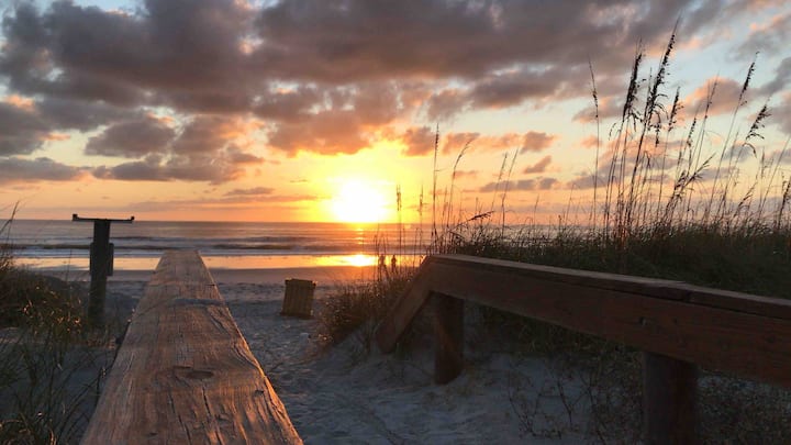 Modern Beach Condo | 2-min Walk To Ocean | Parking - Jacksonville Beach, FL
