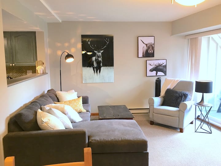 Modern 2 Br W/pool And Hot Tub In The Village - Whistler