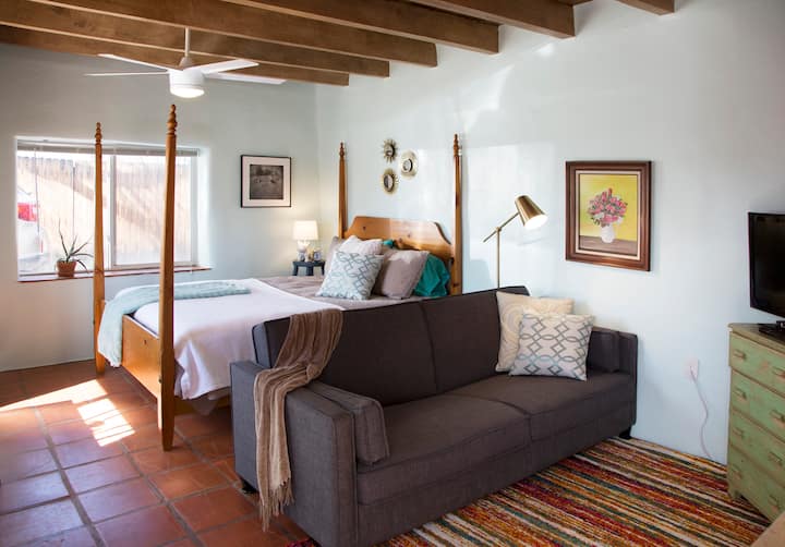 Adobe Studio Apartment, Comfy, Cozy, Great Locale - Santa Fe, NM