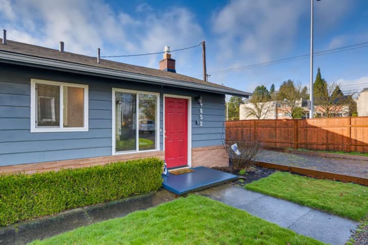 Unit 1- Beautiful 2 Bedroom Unit W/ Fast Free Wifi - Portland, OR
