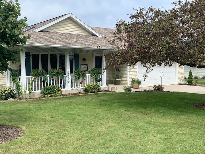 Cozy And Quiet Queen Room In Sheboygan - Sheboygan, WI