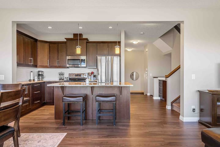 Pet & Family Friendly | Large Home | Park Behind | - Calgary