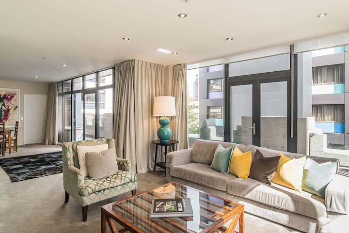 Spacious And Charming Inner-city Sub-penthouse - Northland