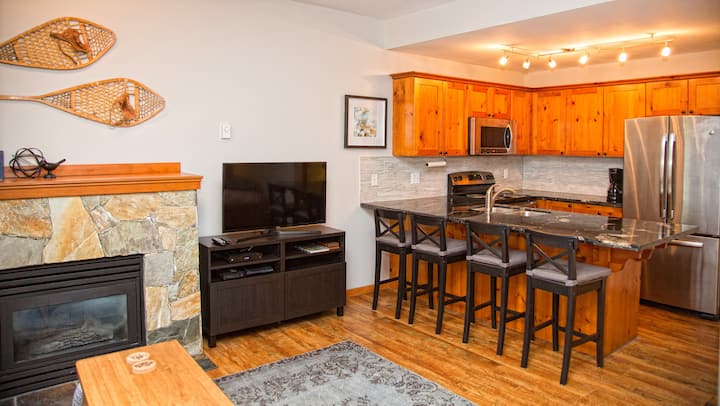 North Village Studio W/kitchen, Hot-tub & Parking - Whistler