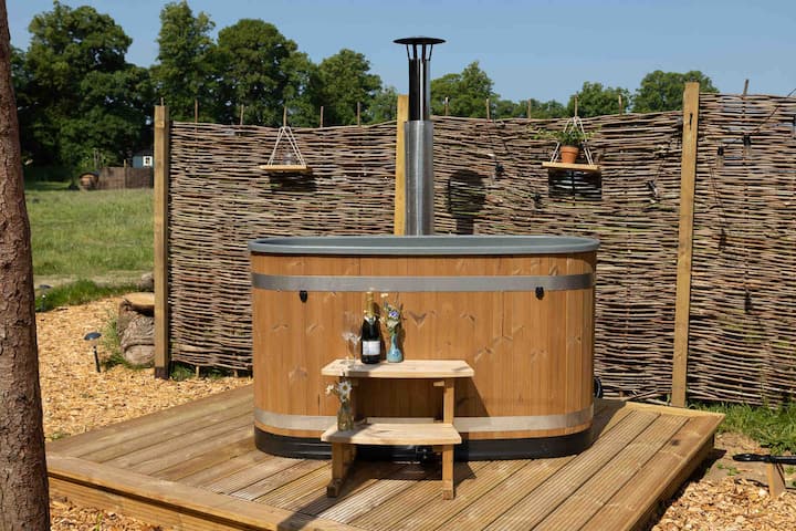 Nuthatch Shepherd's Hut + Hot Tub, Private Estate - Hampshire
