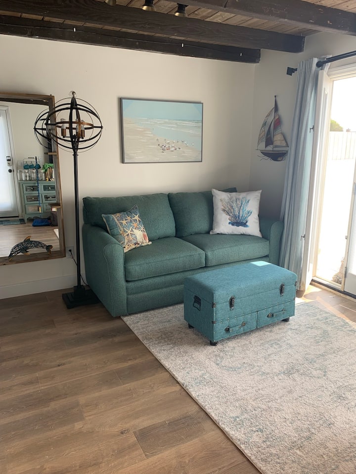 Camden Beach Cottage And Lanai - Ventura, CA