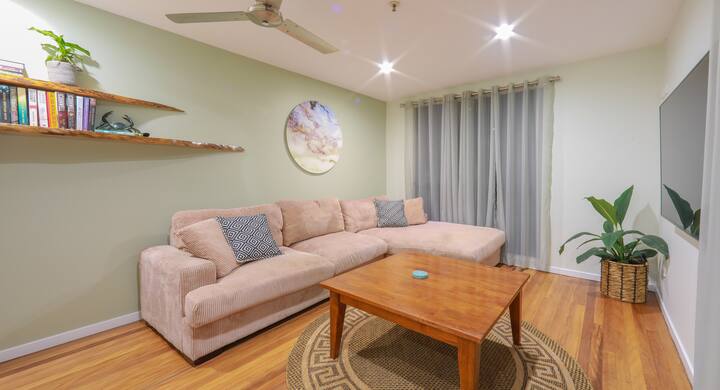 Airlie Guest House - Delux Queen Upper Level Rm1 - Airlie Beach