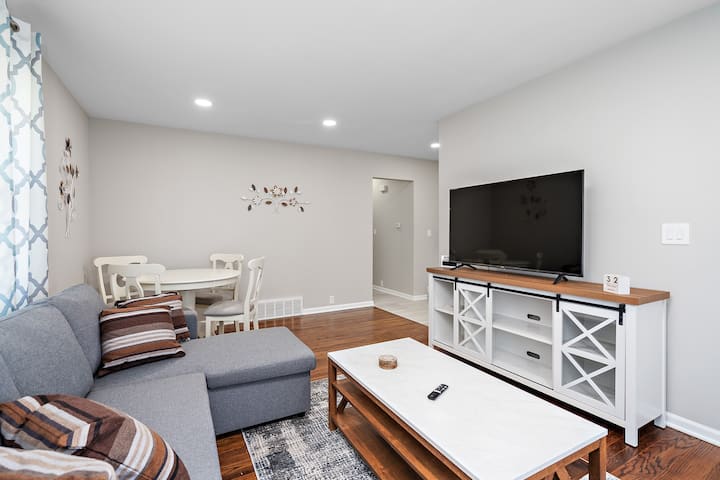 Aurora Apt | Garage, Fast Wi-fi & Laundry - Aurora