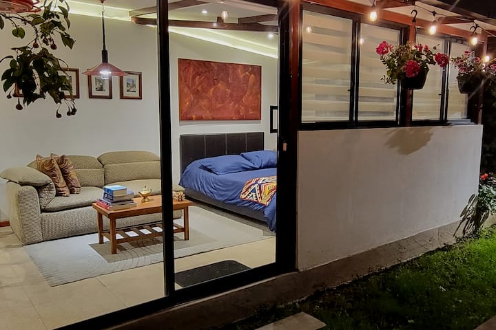 Cozy Little Guesthouse, Private Sauna & Garden. - Ecuador