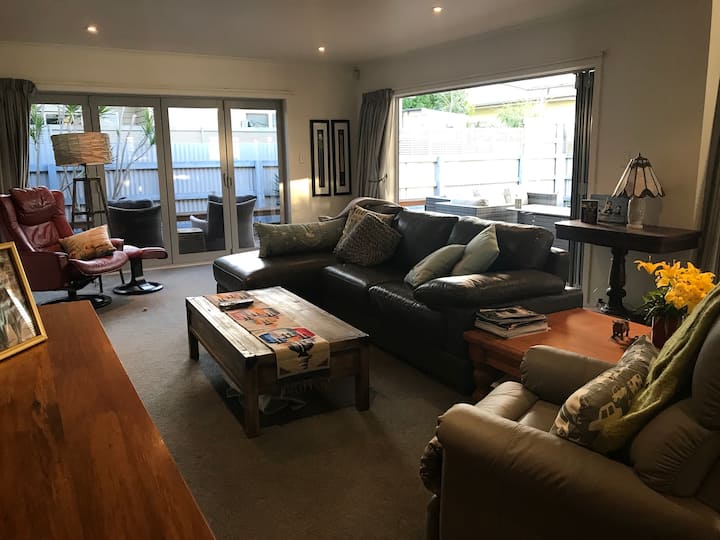 A Modern House Close To Town And The Beach And Backs On To A Tree Lined Park - Gisborne