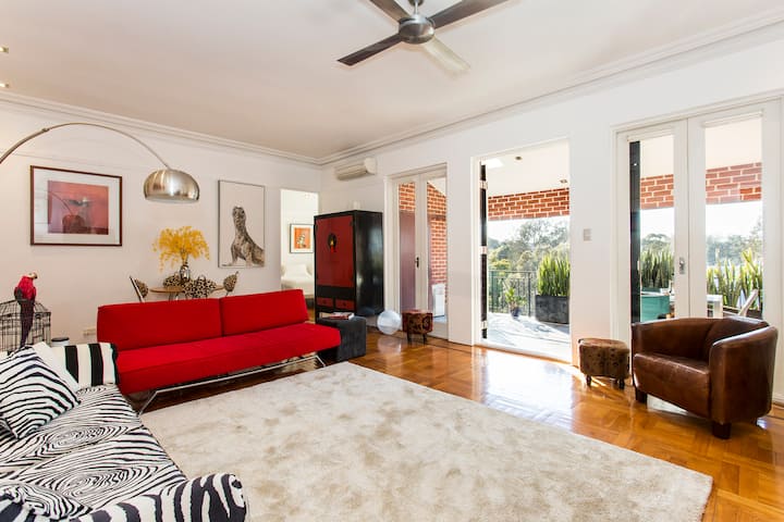 Stylish 2br, 2bath + 2 Balconies In Sydney's Heart - Sydney