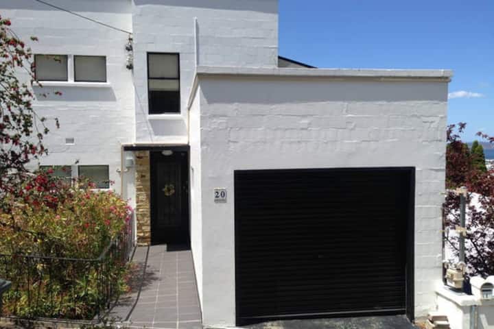 The Top Flat - Stylish & Great Views - Hobart