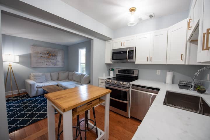 Cozy Modern Hideaway Mins From Beach & Town Center - Mount Pleasant, SC
