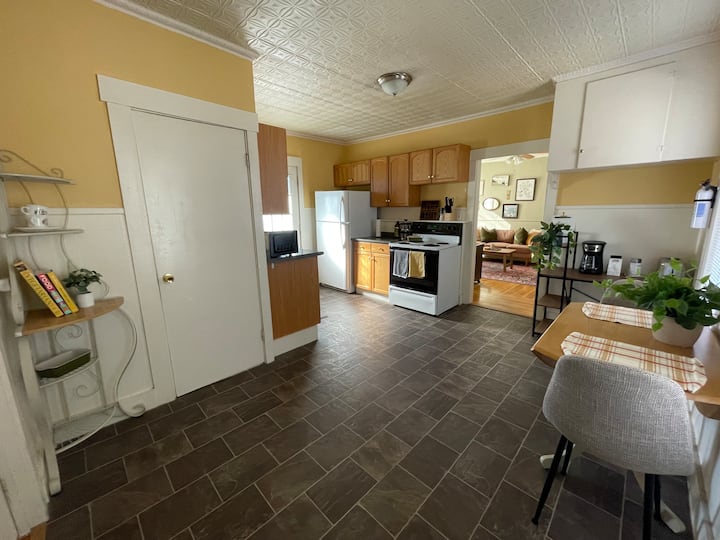 Spacious Apt With Lots Of Sun Near Downtown - Manchester, NH