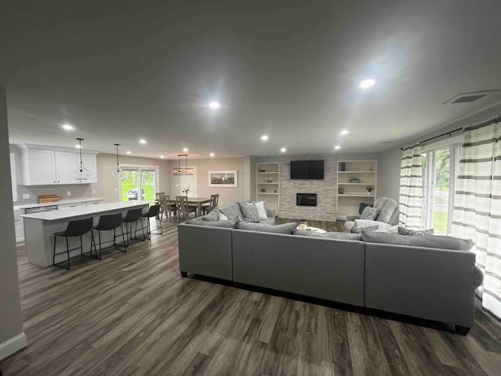 Modern, Spacious, & Central, Hot Tub - Dennis, MA