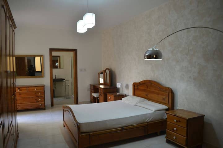 Huge Double Room En-suite - Pembroke, Malta