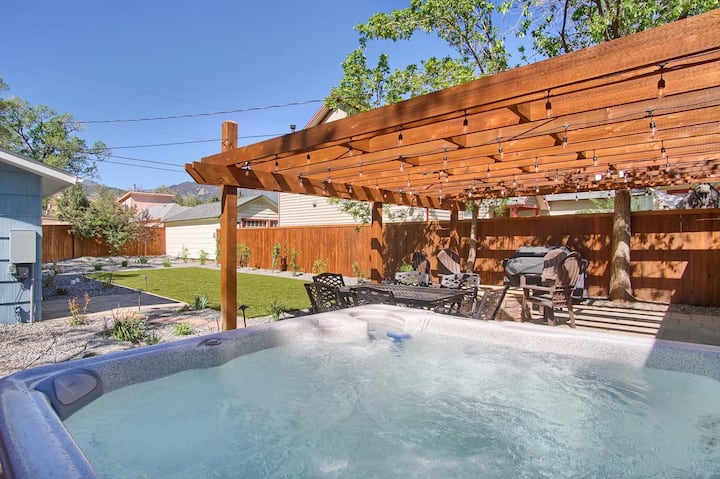 Quaint & Comfy Home - Hot Tub, Fire Pit, Pergola! - Manitou Springs, CO