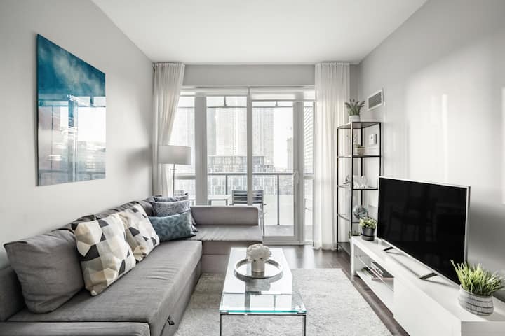 Executive 3br Skyline View Condo W/ Sauna, Parking - Toronto