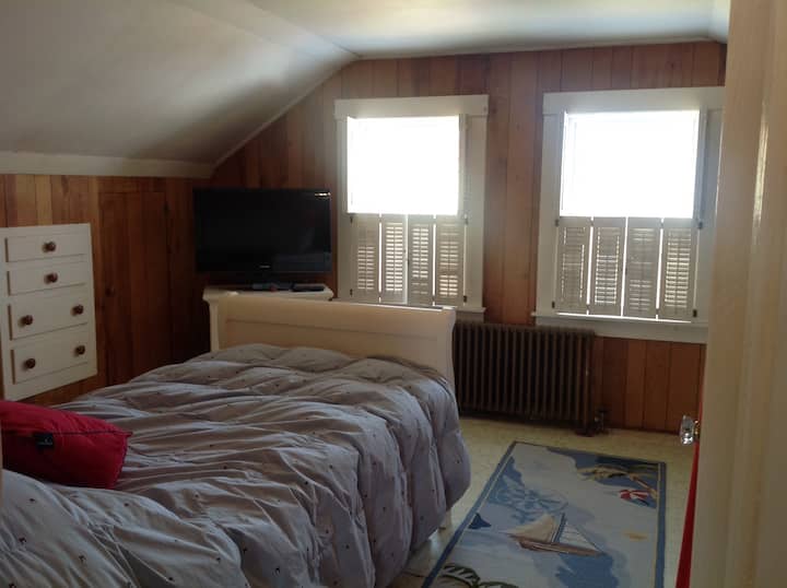 Ocean Views  From Cozy Upstairs. - New Bedford, MA