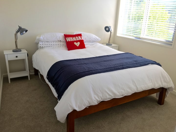 Sunny & Modern, Garden Cottage - Wanaka