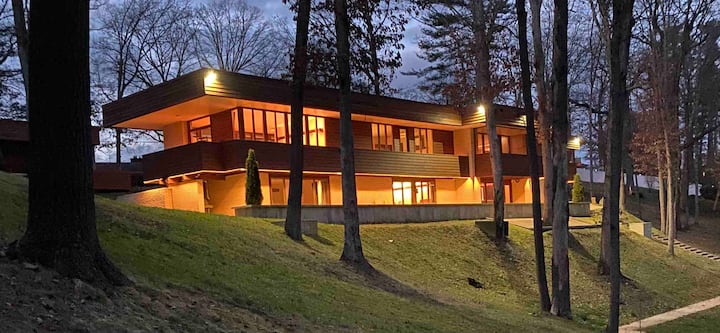 4 Can Sleep Tight Like Frank Lloyd Wright - Beckley, WV