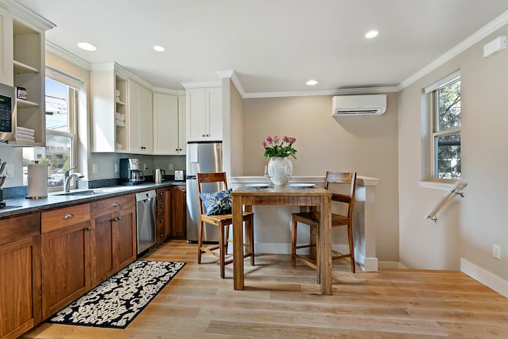 Cedar Studio: Luxury Apt Downtown Ashland - Ashland, OR