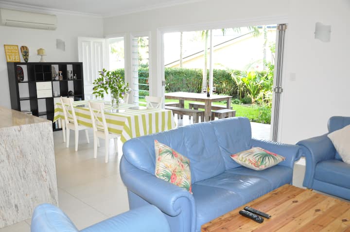 Modern 3 Bedroom Unit, Patio, Leafy Yard, Pool. - Brisbane
