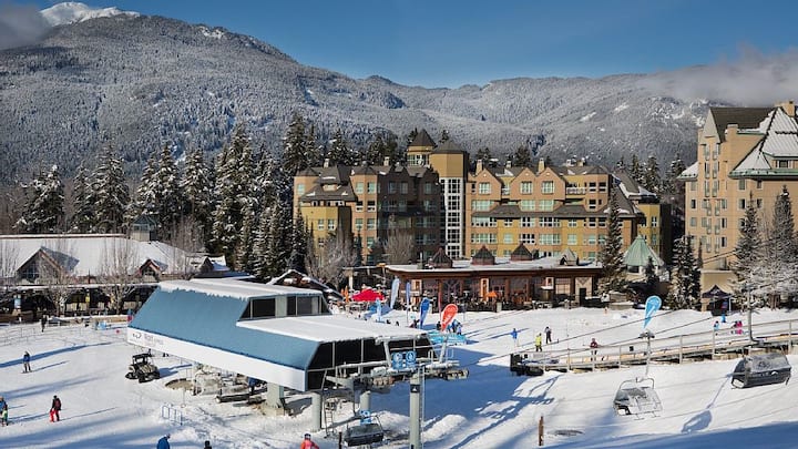 Next To Fairmont Whistler, New Blackcomb Gondola - 威士拿