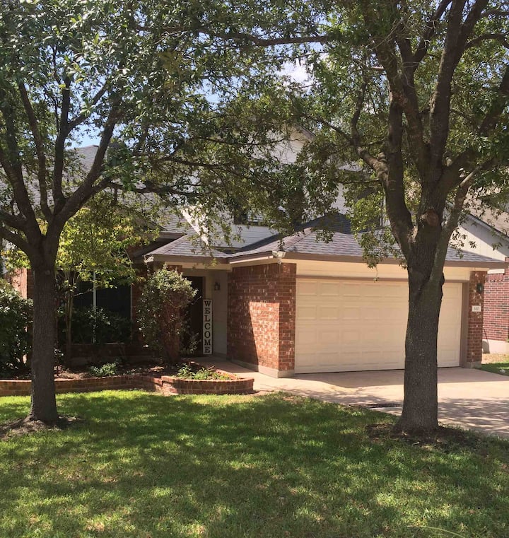 Spacious Family Retreat 4br Home, Backyard, Wi-fi - Cedar Park, TX