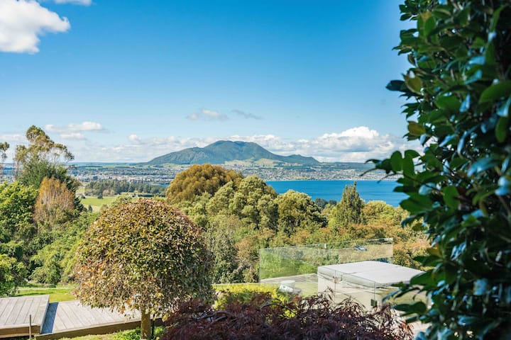 Breath Taking Views Of Lake Taupo - Taupō