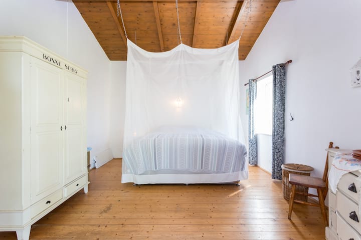 Separate Wing In Mainhouse - Luz