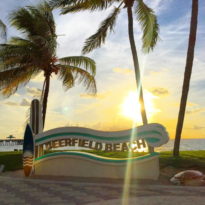 King Room - Steps From Deerfield Beach - Boca Raton, FL
