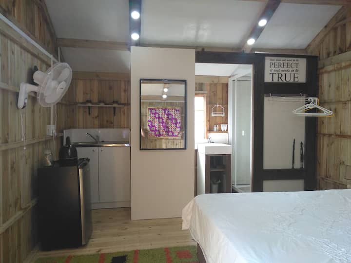 Self-cater Single/couples Cabin Beach & Harb-quiet - Durban