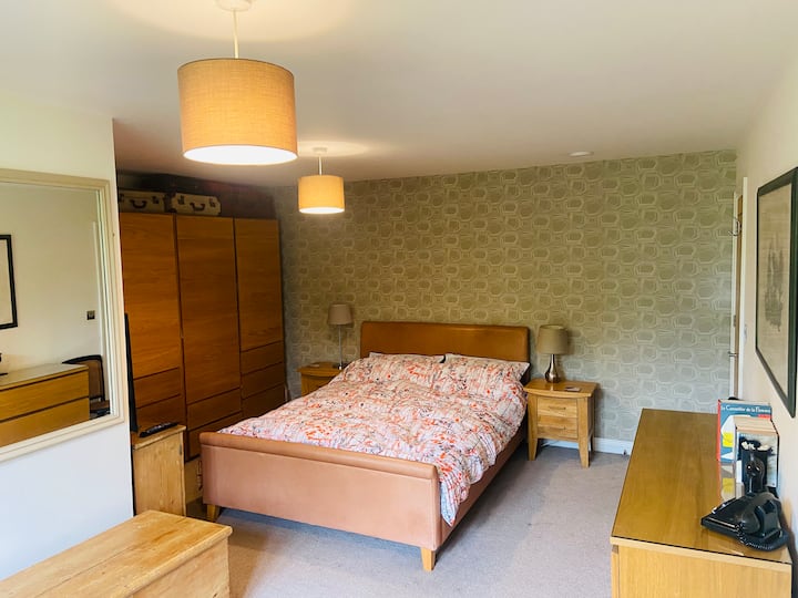 Large En-suite Room In Converted Pub - Chepstow