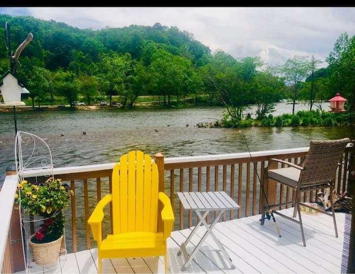 Home Away Riverfront Mountain - Bryson City, NC