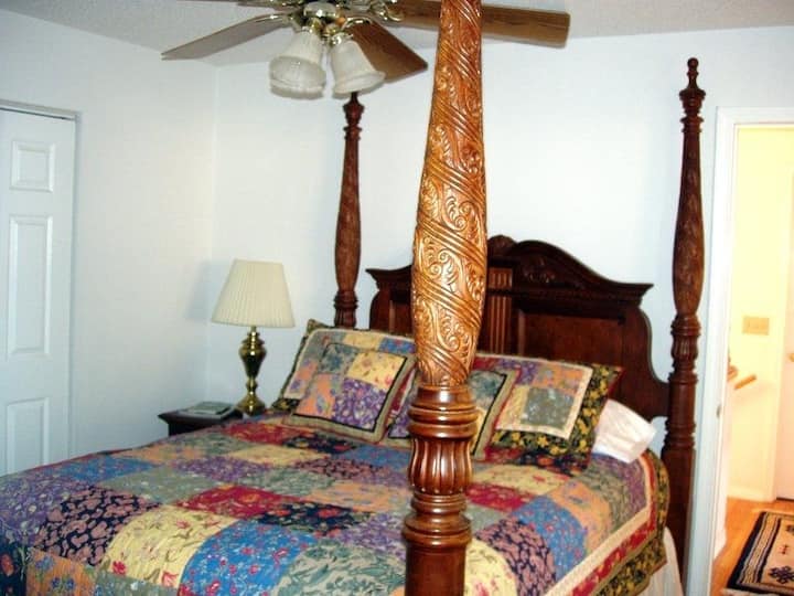 2nd Floor Apartment Near Razorback Stadium - Fayetteville, AR